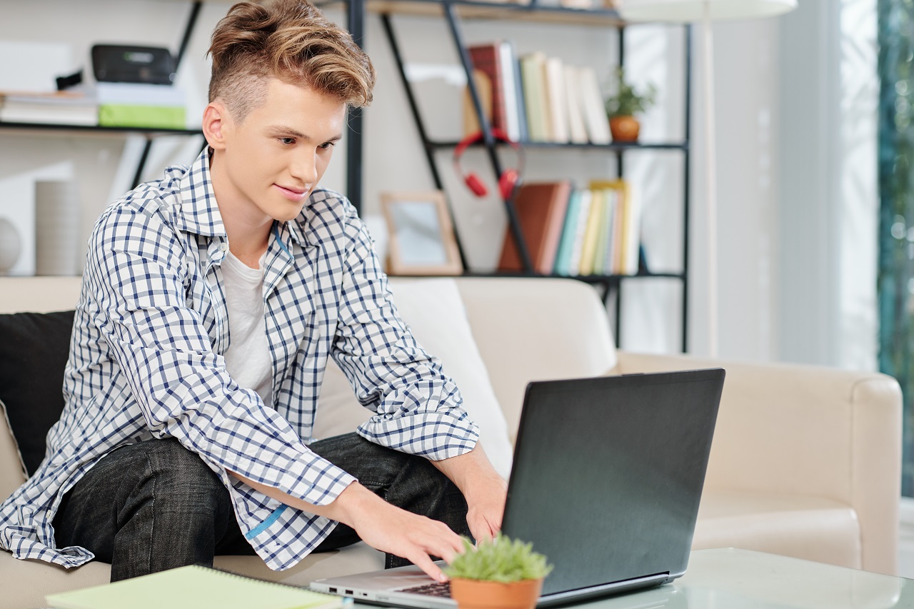 Szerdától digitális munkarend lesz a középfokú iskolákban - Karrier Trend